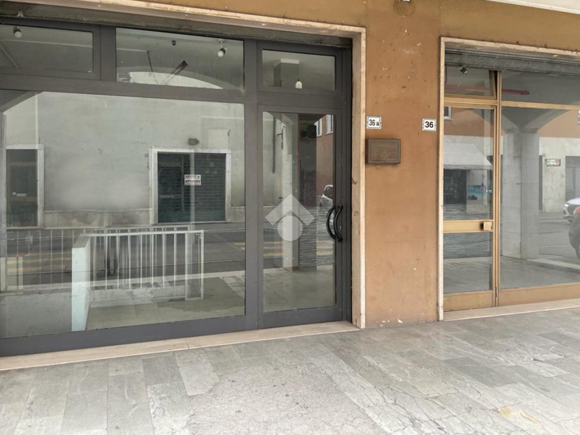 Negozio in vendita a Leno