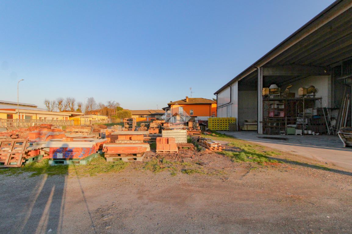 Capannone in vendita a Seniga