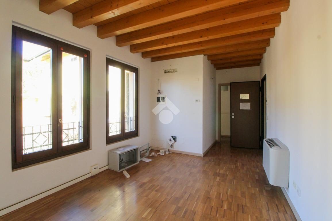 Palazzina commerciale in vendita a Chiari