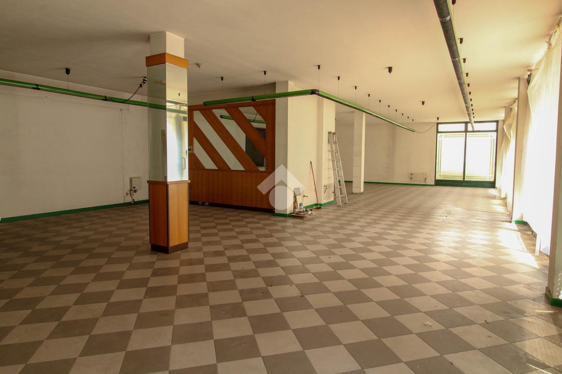 Negozio in vendita a Urago D'Oglio