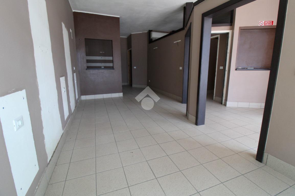 Negozio in affitto a Capriolo