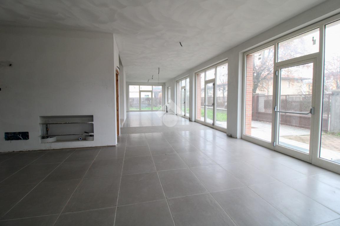 Palazzina commerciale in vendita a Chiari