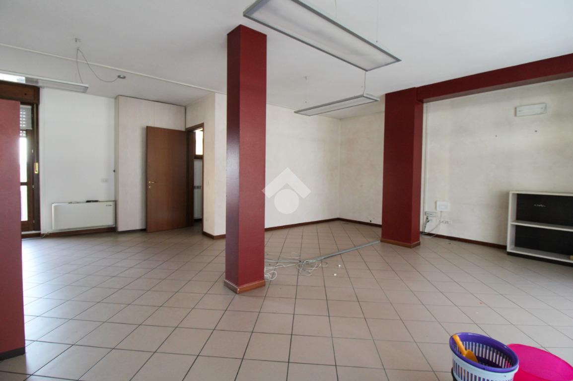 Negozio in vendita a Palazzolo Sull'Oglio