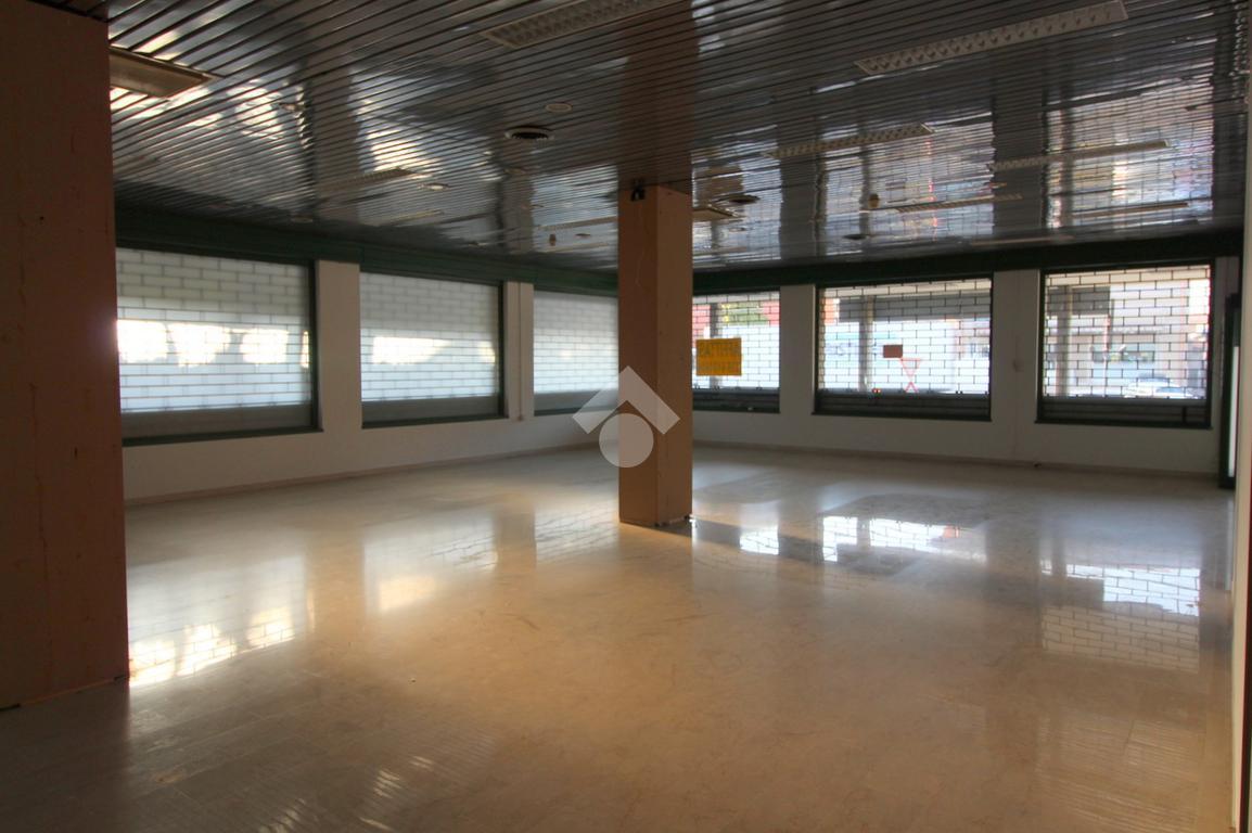 Negozio in vendita a Capriolo