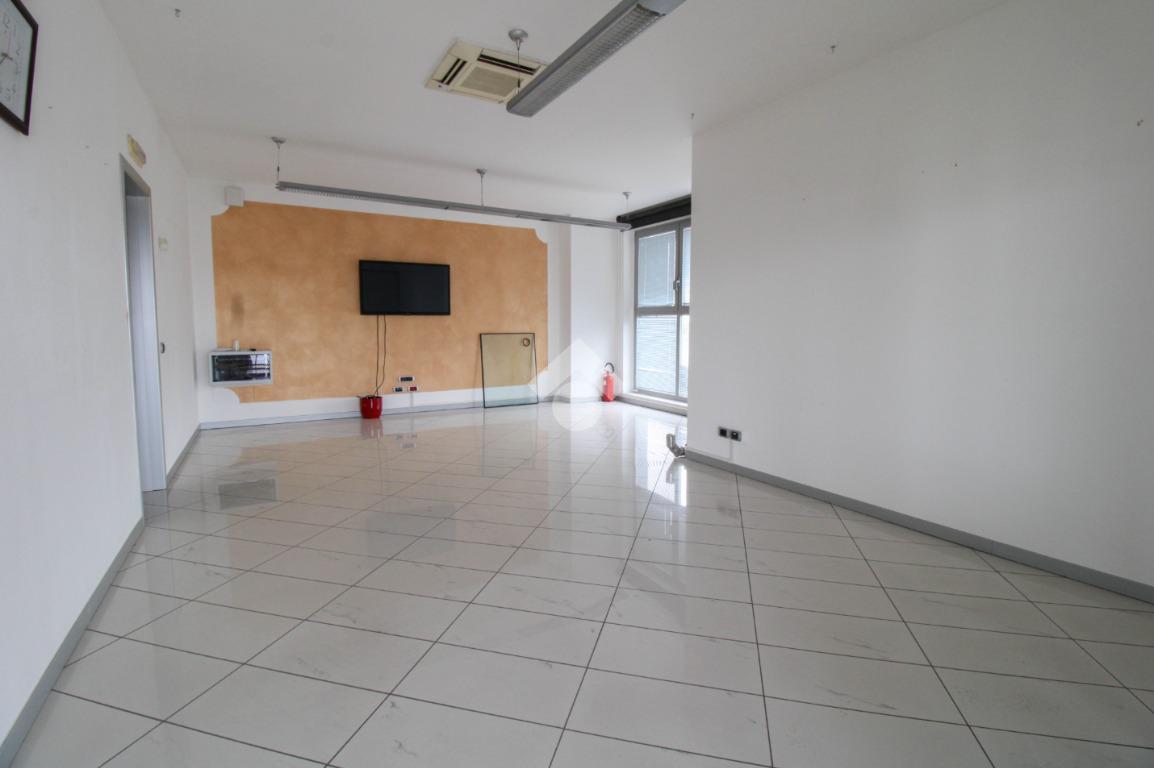 Ufficio in affitto a Urago D'Oglio