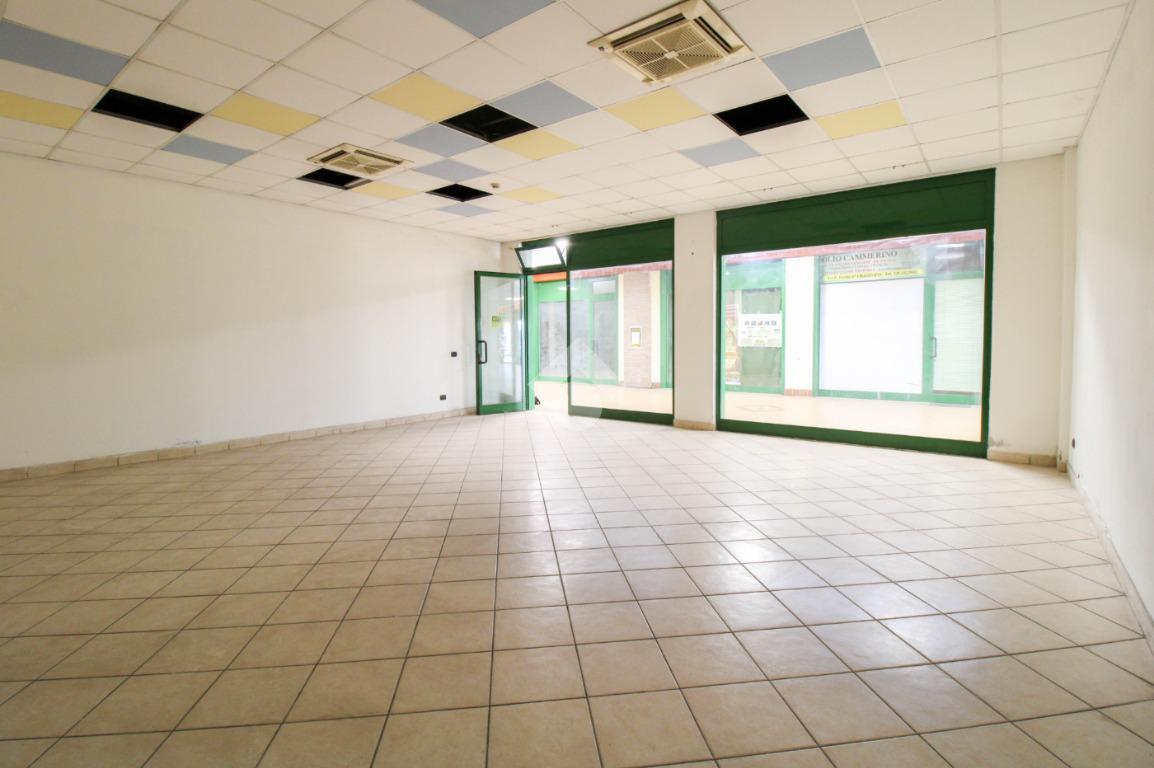 Negozio in vendita a Urago D'Oglio