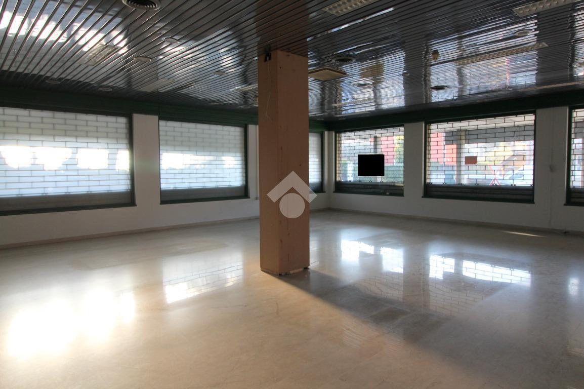 Negozio in affitto a Capriolo