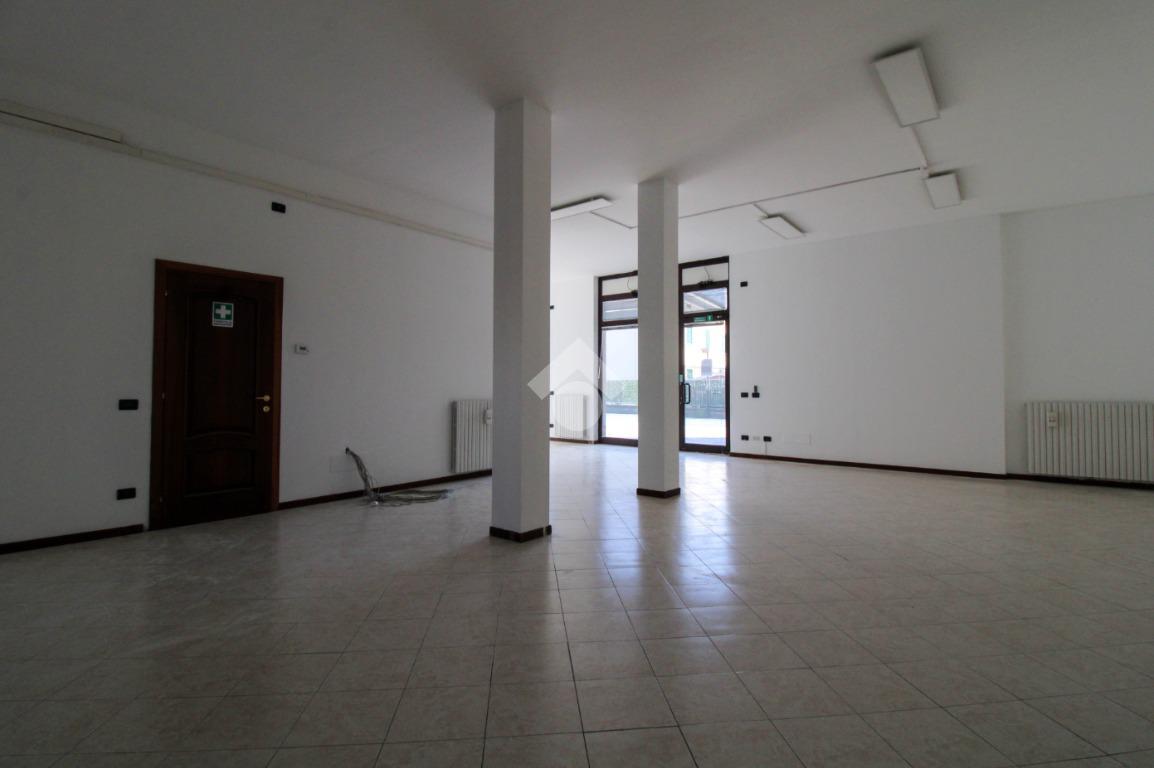 Negozio in affitto a Capriolo