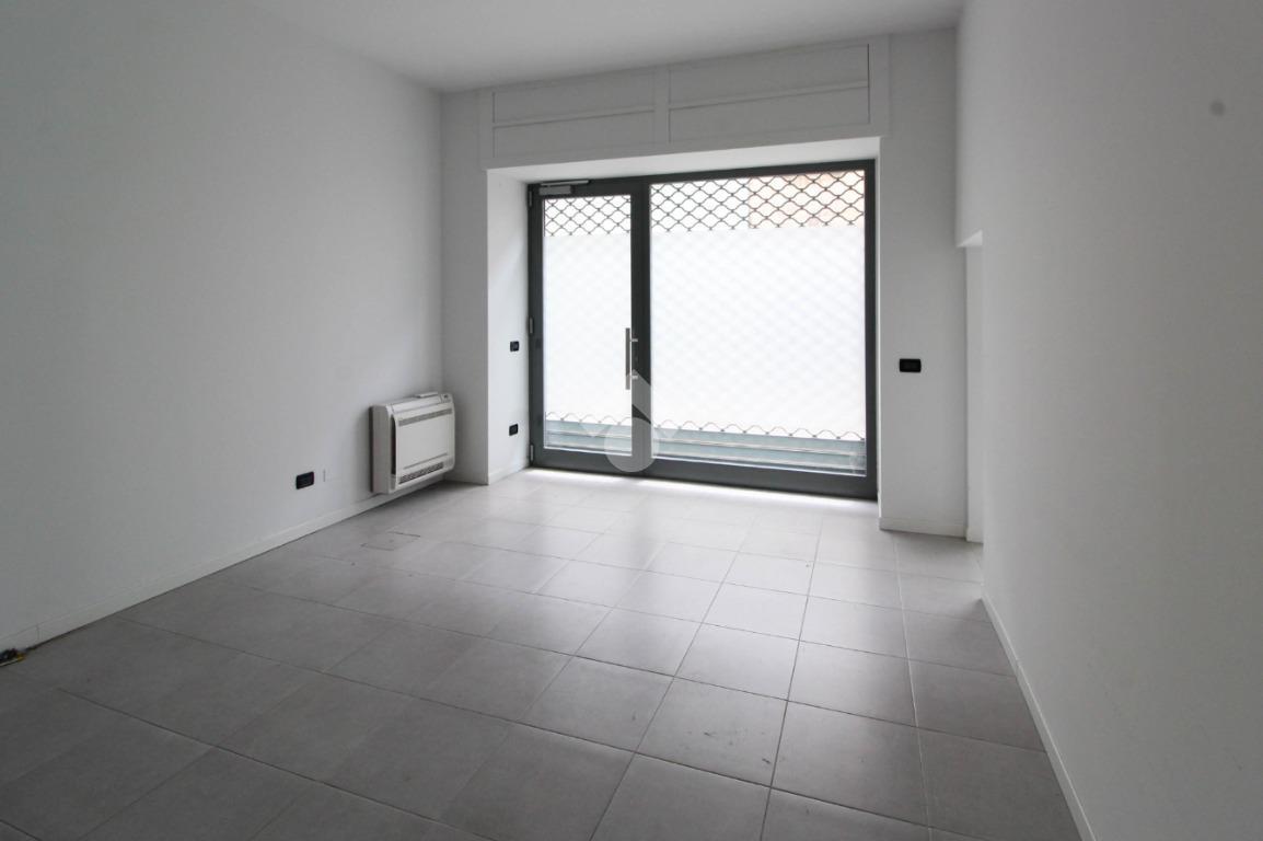 Negozio in affitto a Urago D'Oglio