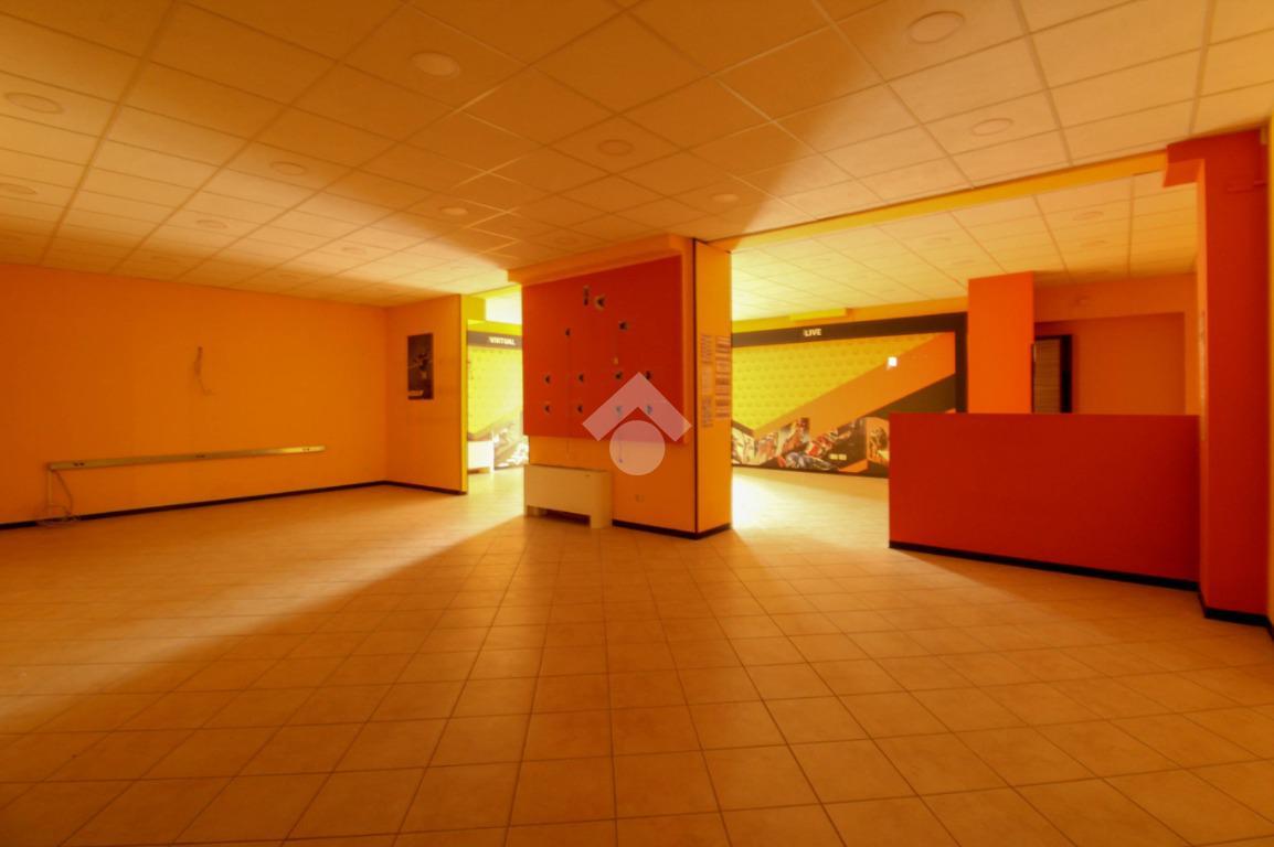 Negozio in affitto a Palazzolo Sull'Oglio
