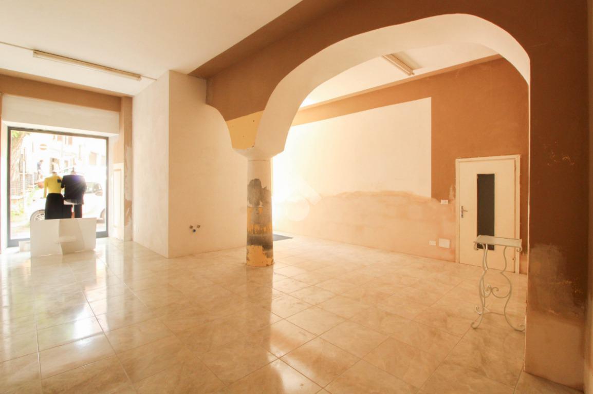 Negozio in affitto a Palazzolo Sull'Oglio