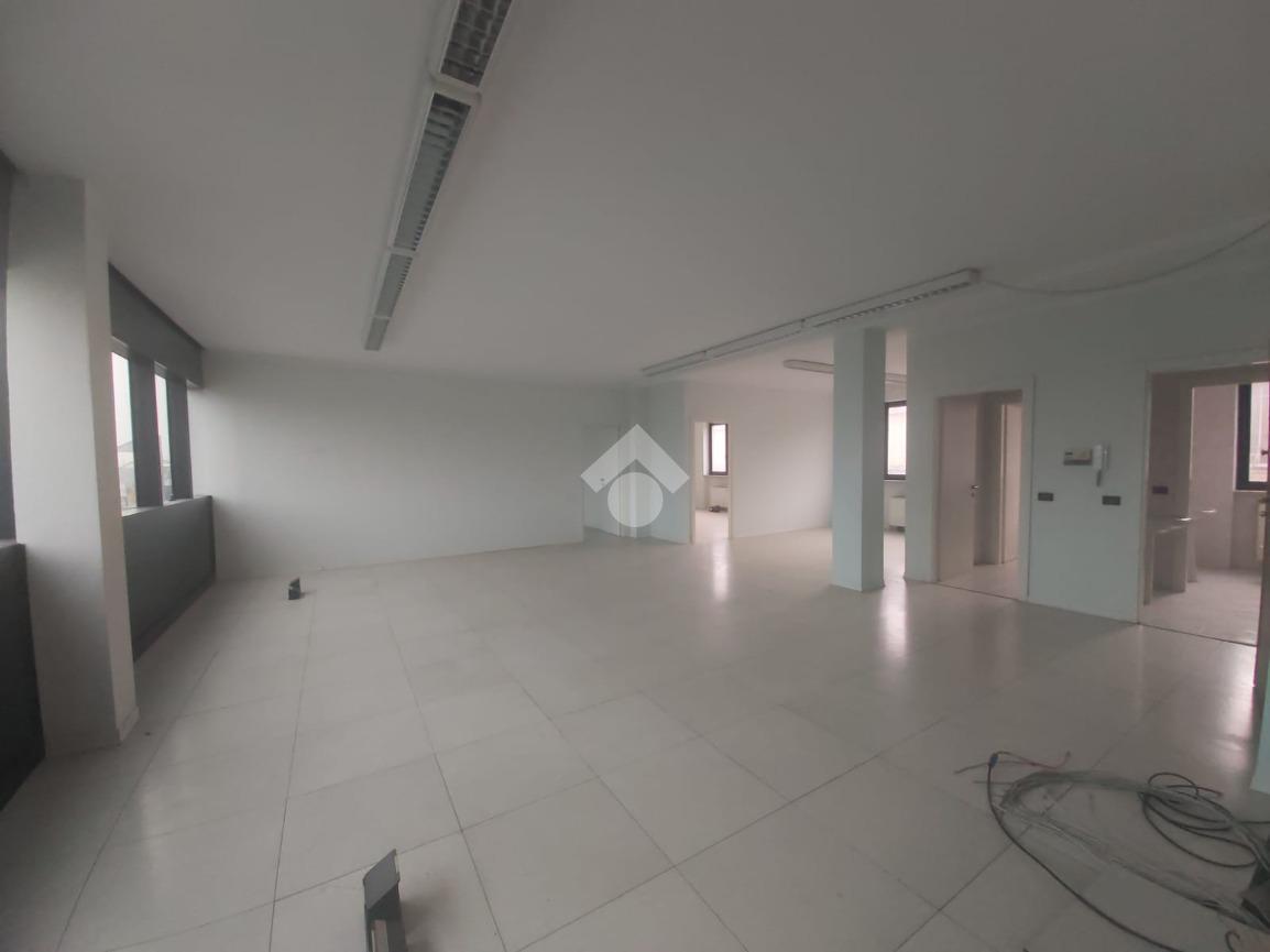 Ufficio in affitto a Leini'