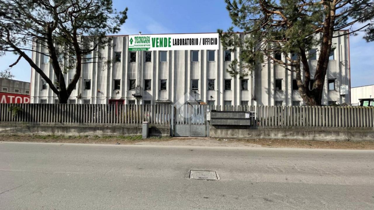 Capannone in vendita a Senago
