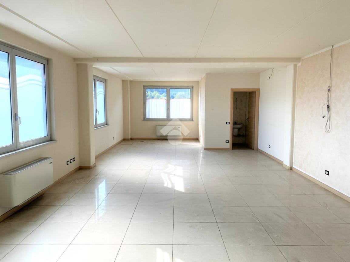 Ufficio in vendita a Endine Gaiano