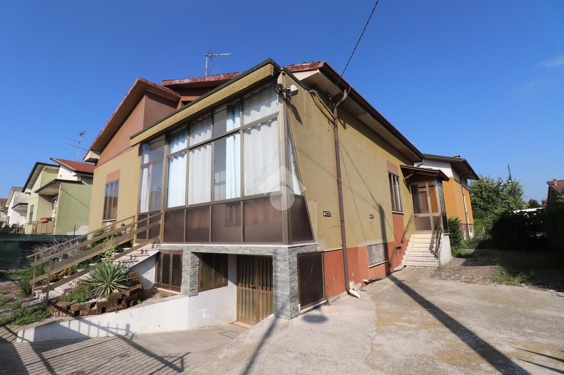 Villa in vendita a Roverbella