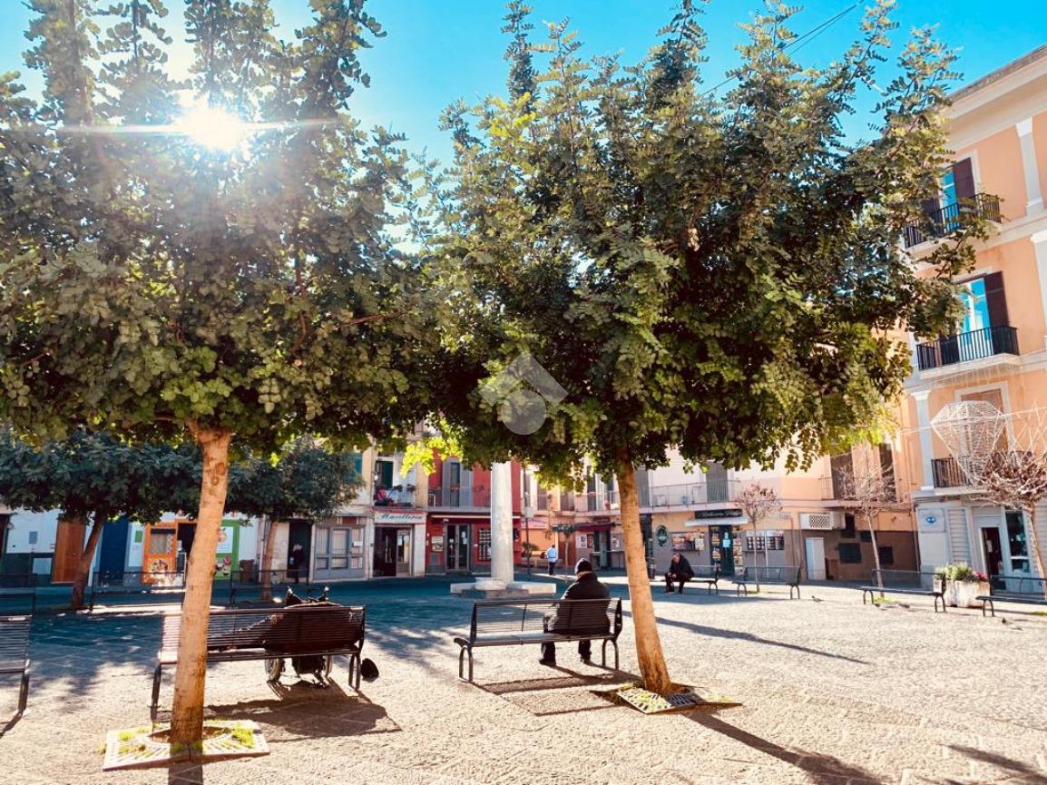 Negozio in affitto a Pozzuoli