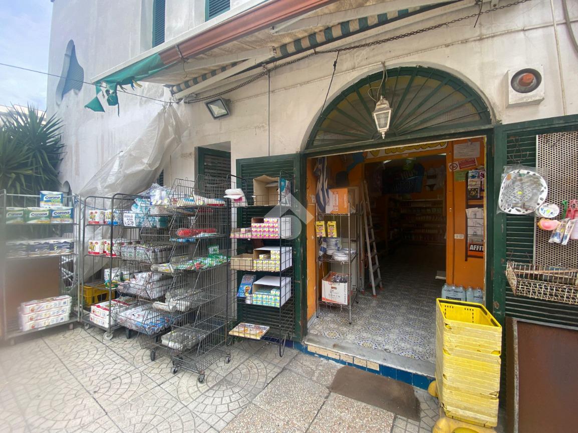Negozio in vendita a Pozzuoli