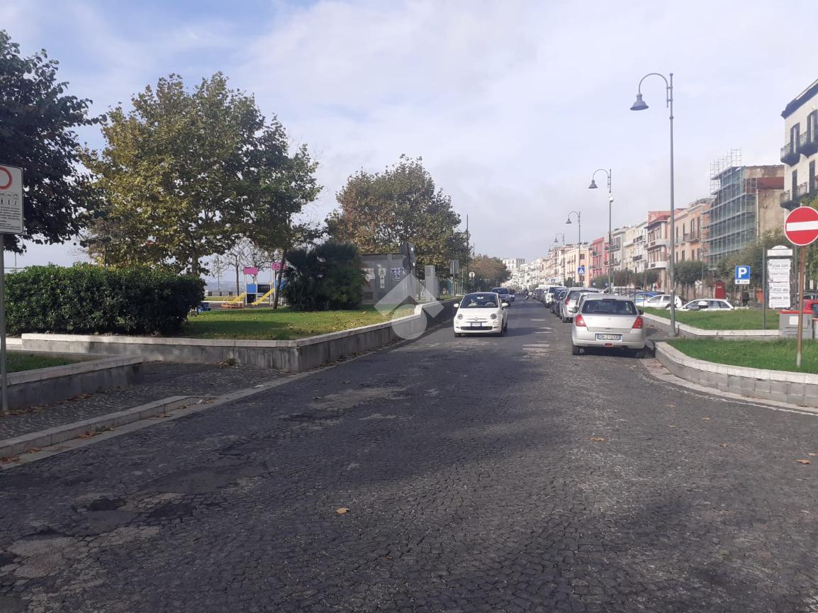 Negozio in vendita a Pozzuoli