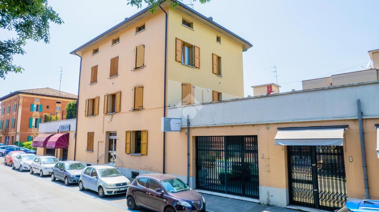 Palazzina commerciale in vendita a Reggio Emilia