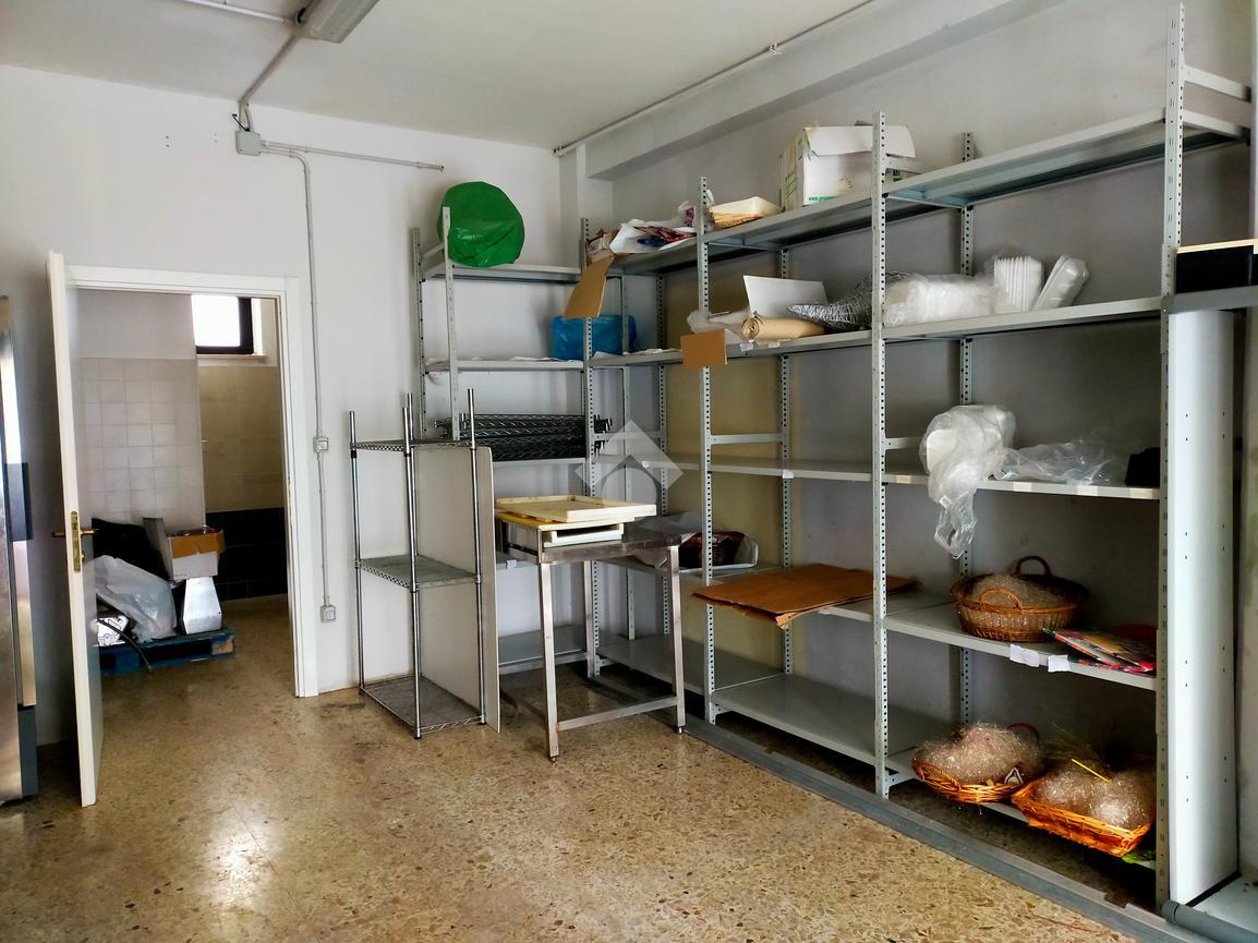 Negozio in affitto a Foligno