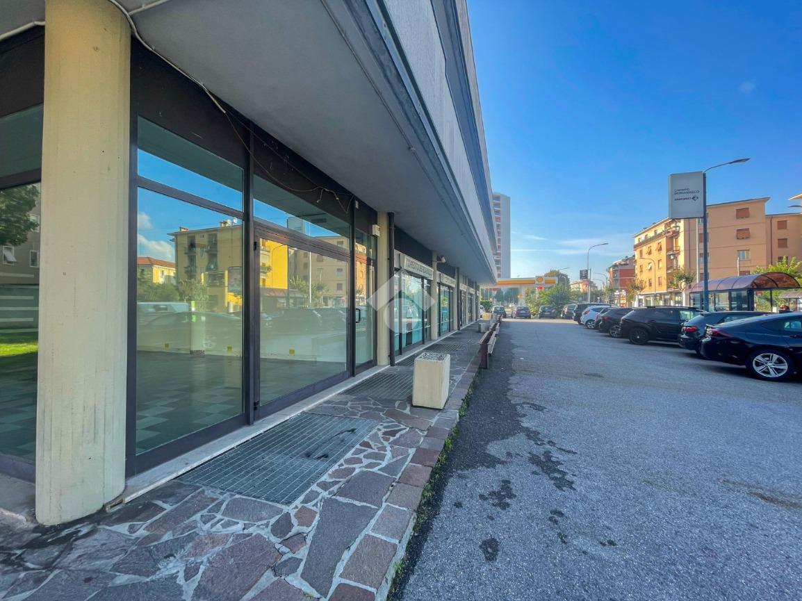 Negozio in affitto a Brescia