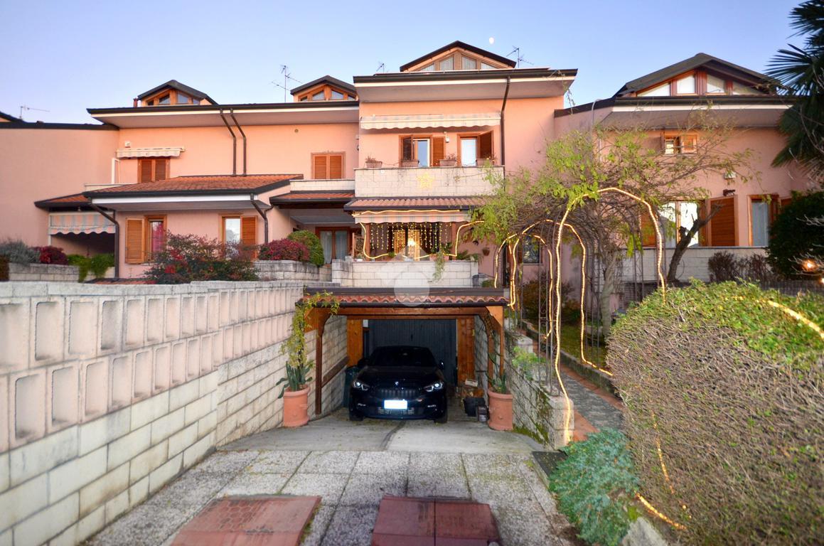 Villa a schiera in vendita a Caronno Pertusella