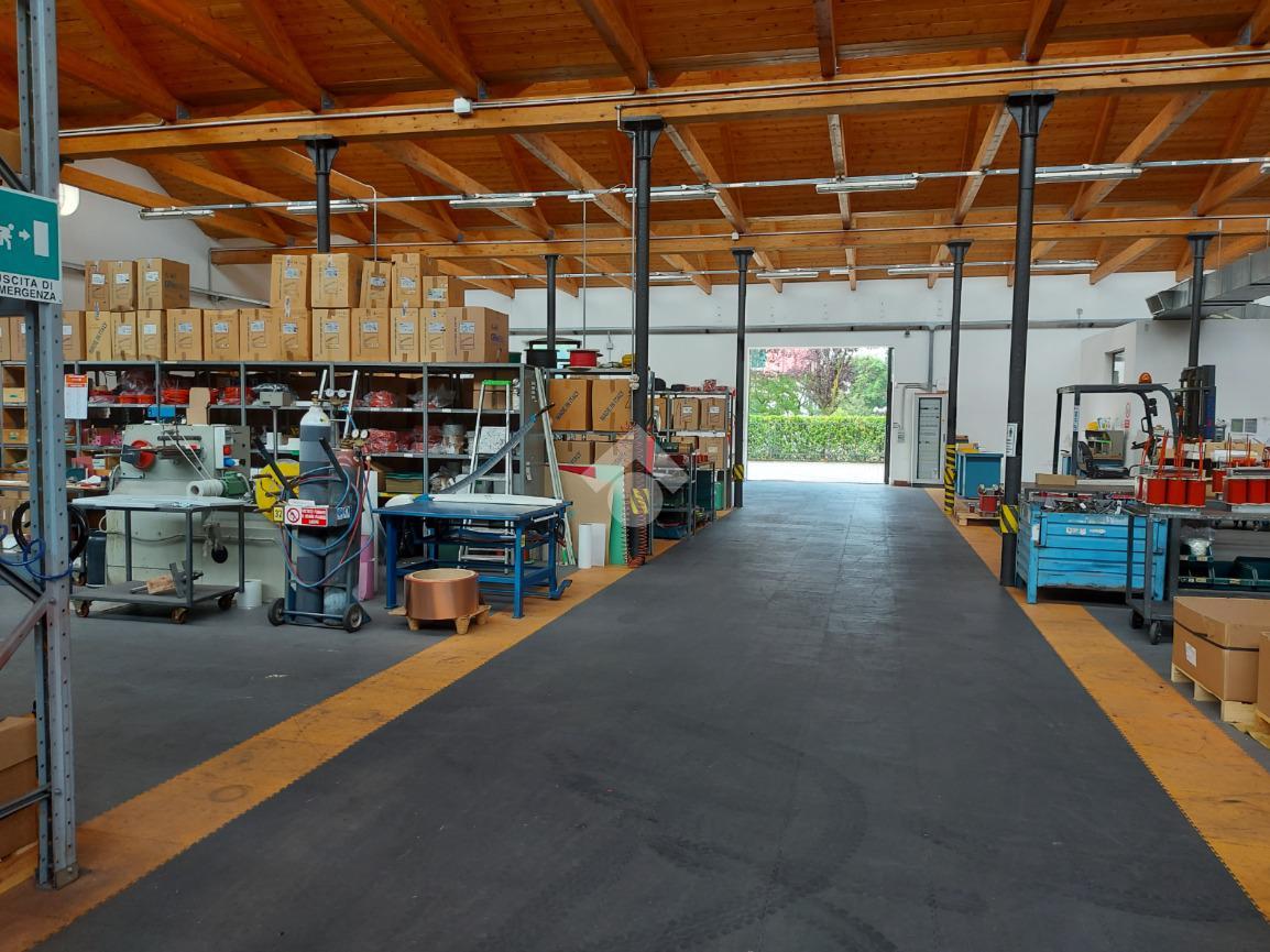 Capannone in vendita a Magnago