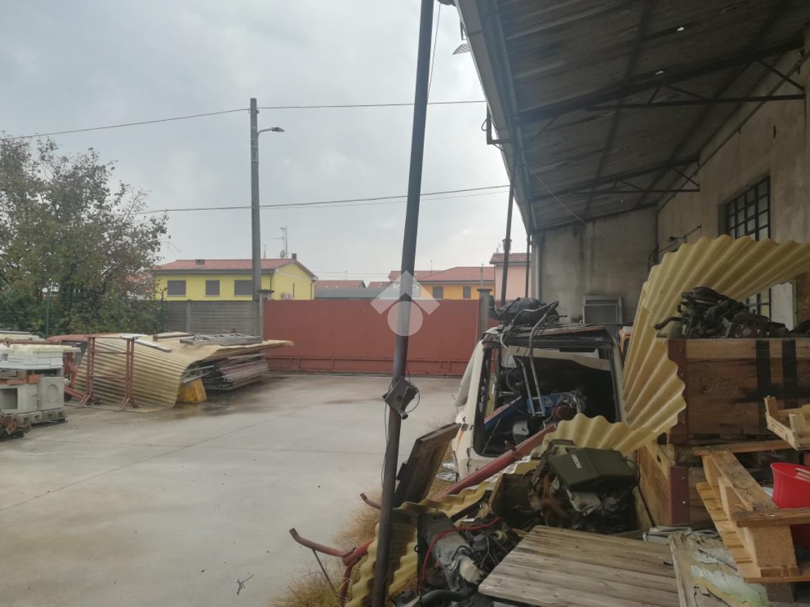 Capannone in vendita a Robecchetto Con Induno