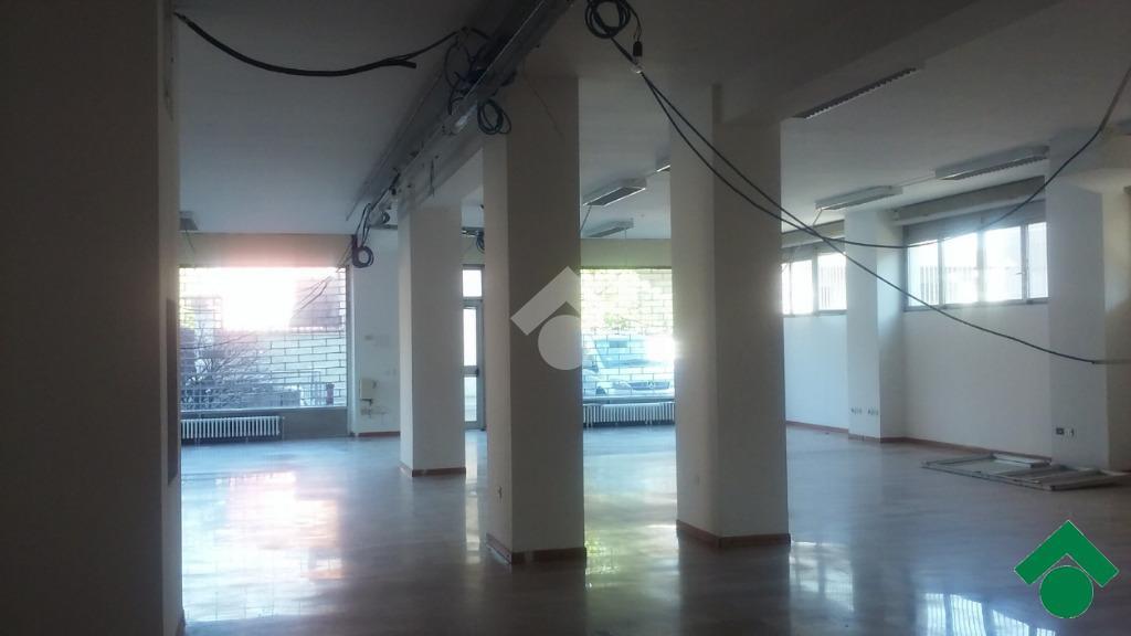 Negozio in vendita a Castano Primo