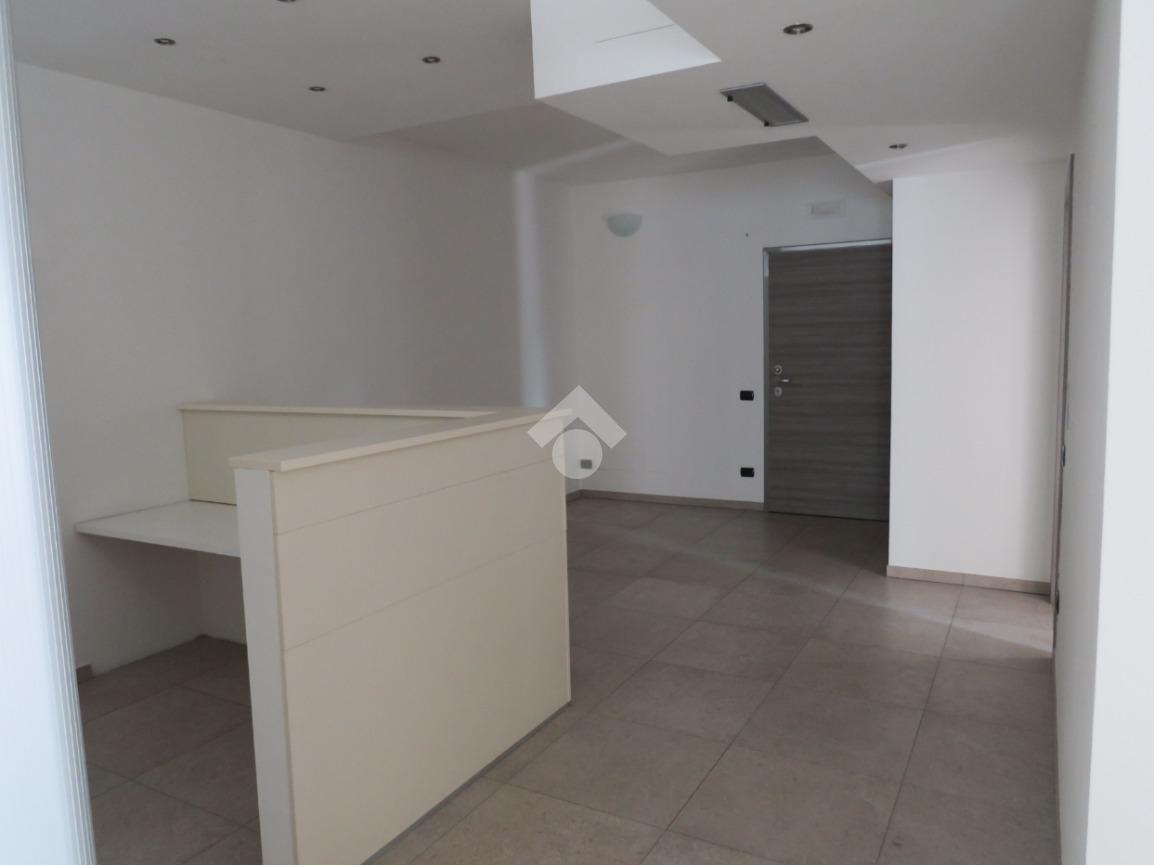 Negozio in affitto a Trezzano Sul Naviglio