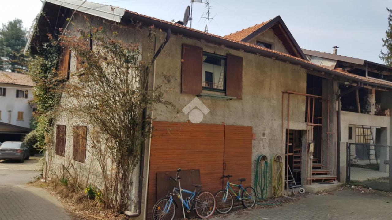 Casa indipendente in vendita a Varallo Pombia