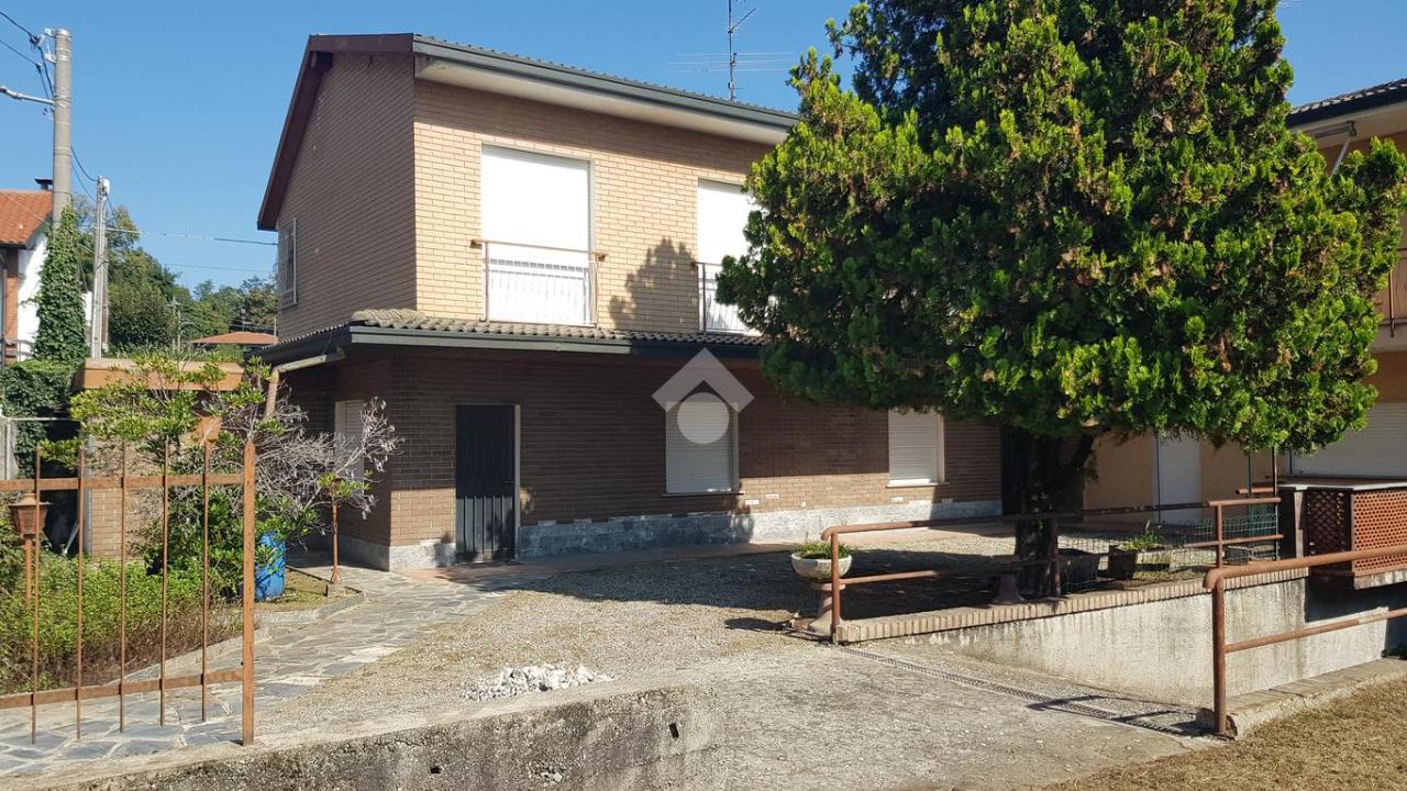 Casa indipendente in vendita a Varallo Pombia