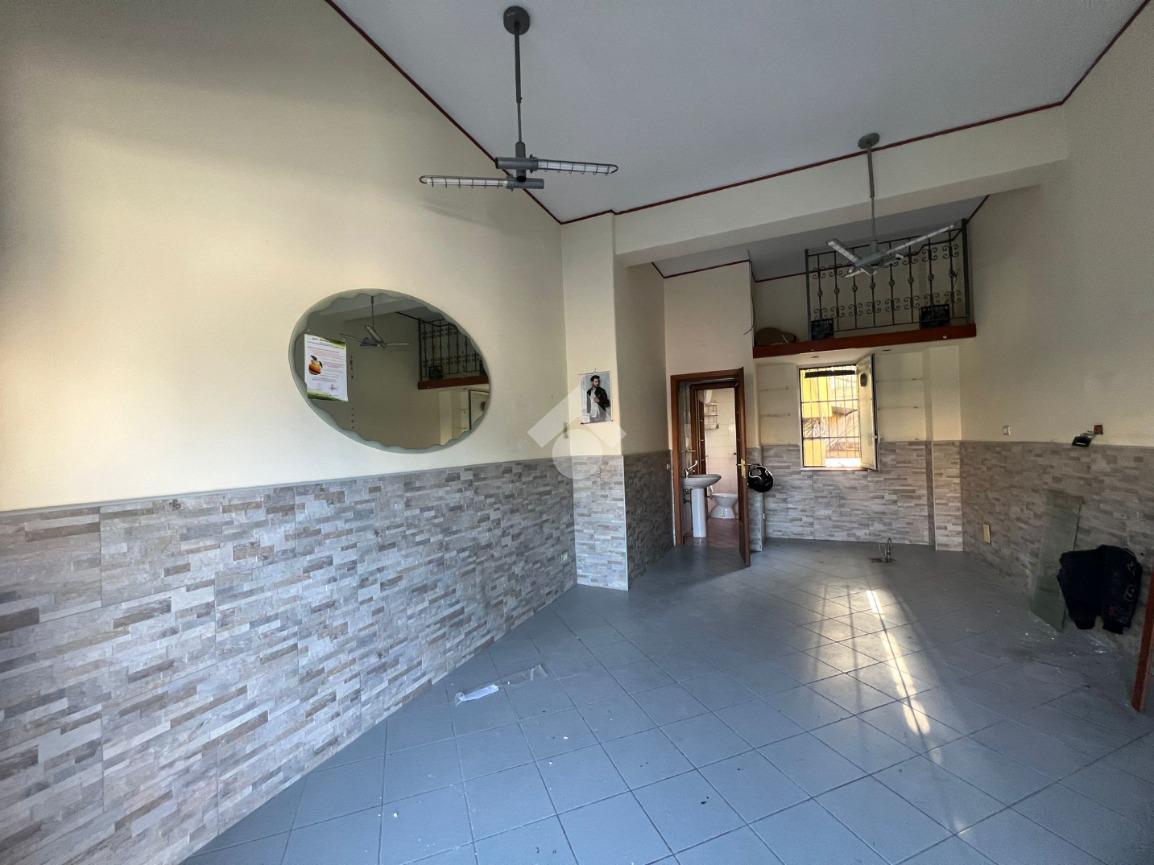 Negozio in affitto a Napoli