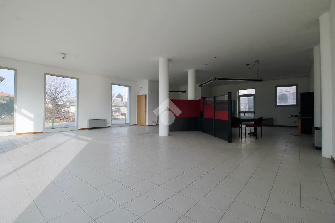 Negozio in vendita a Manzano