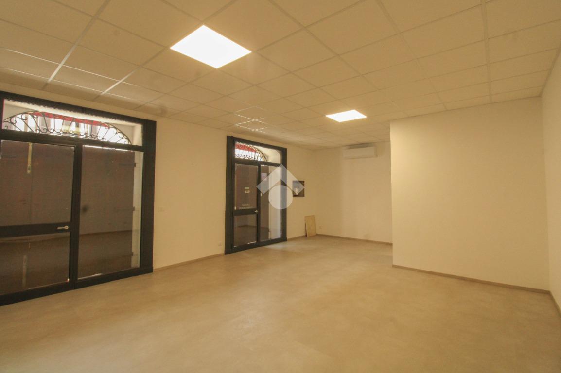 Negozio in affitto a Rovato