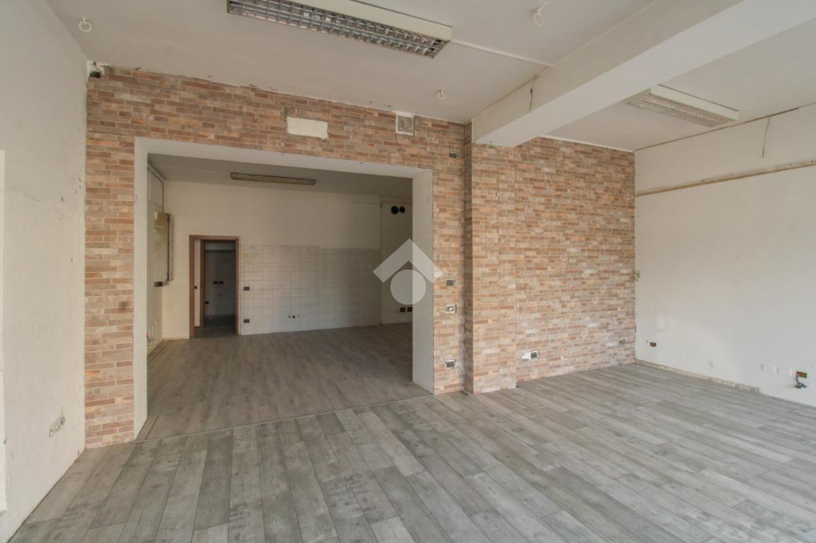 Negozio in affitto a Passirano