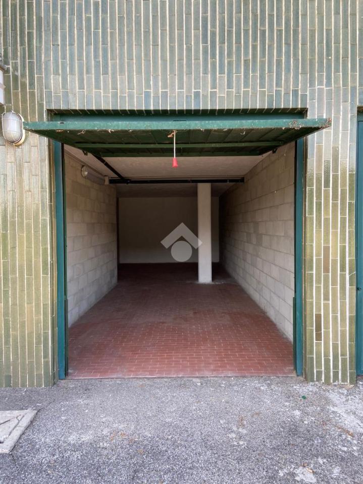 Box in vendita a Garbagnate Milanese