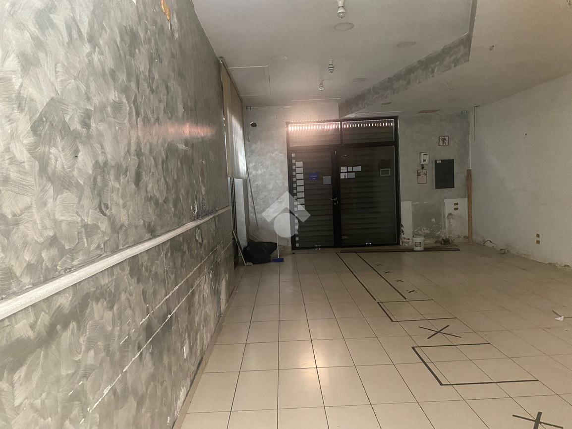 Negozio in affitto a Salerno