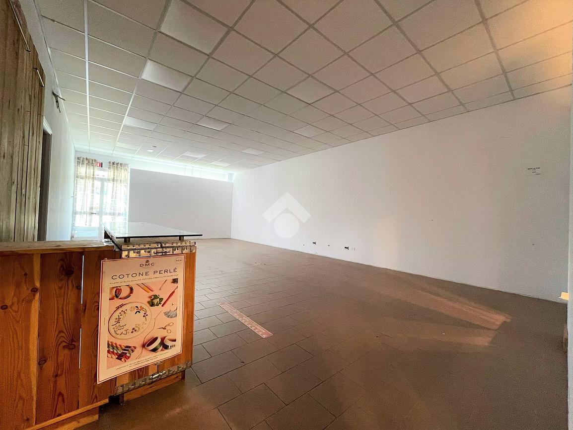 Negozio in affitto a Scandiano