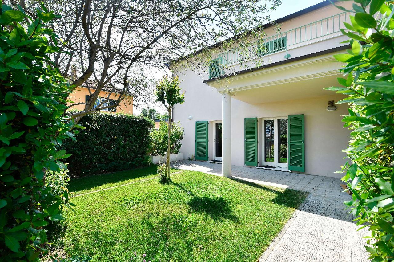 Villa bifamiliare in vendita a Sarzana