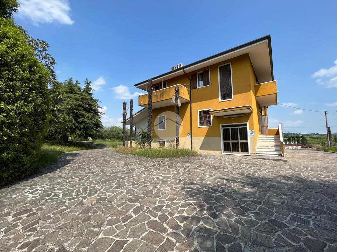 Villa in vendita a Castelnuovo Del Garda