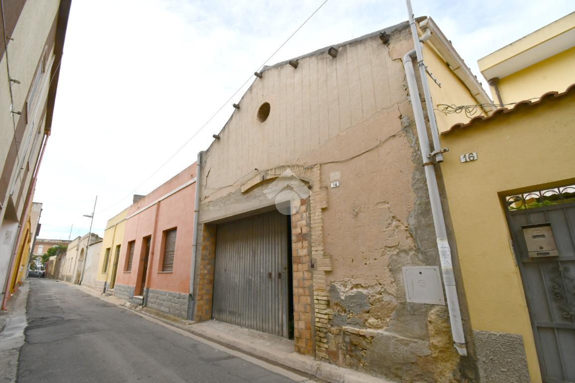 Magazzino in vendita a Monserrato