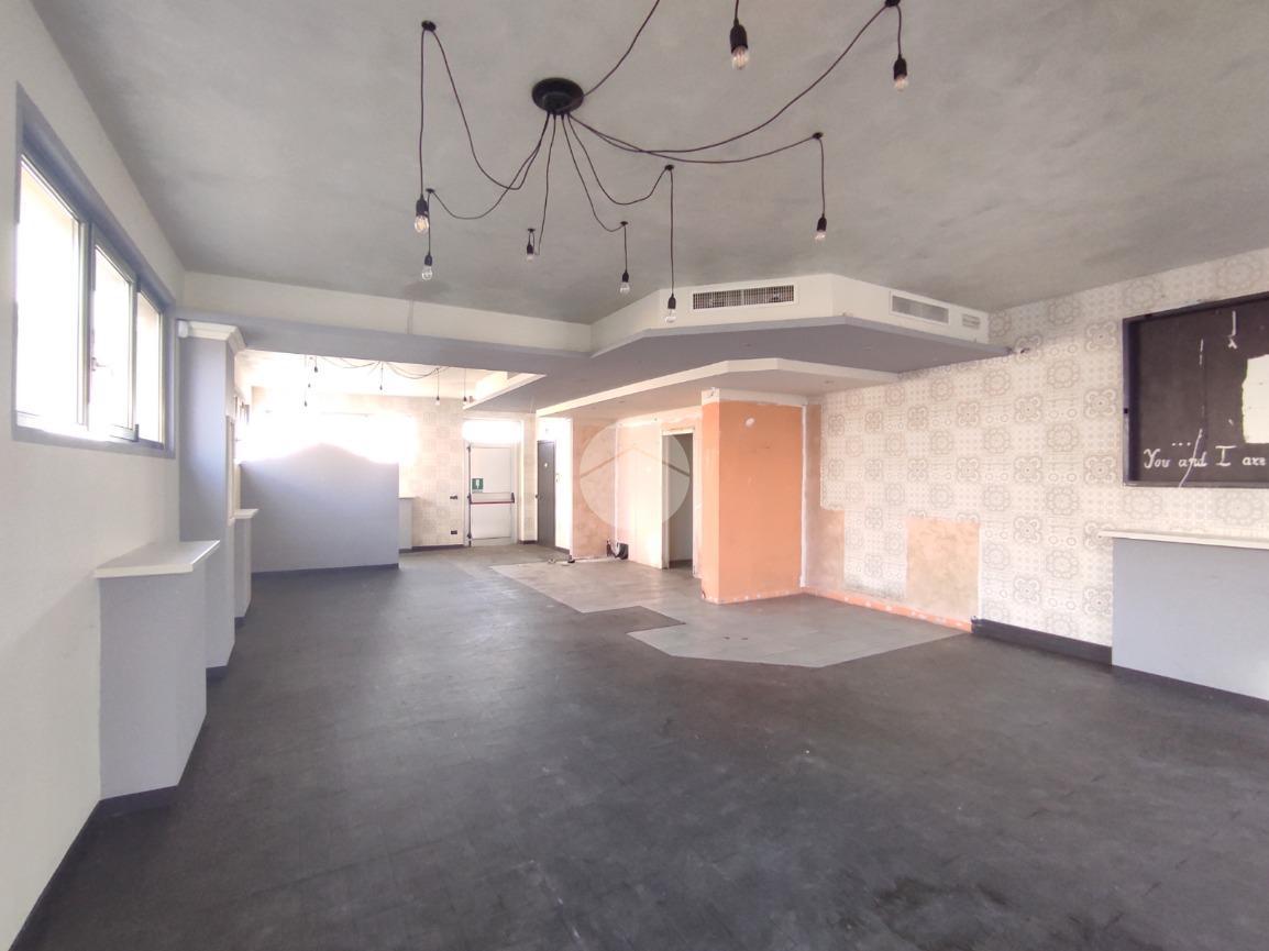 Negozio in affitto a Rovato