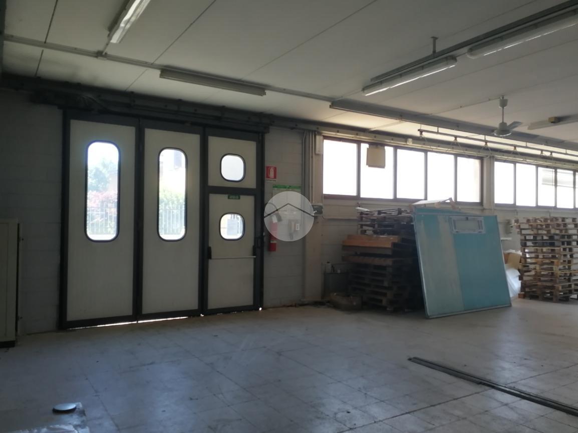 Capannone in vendita a Rovato