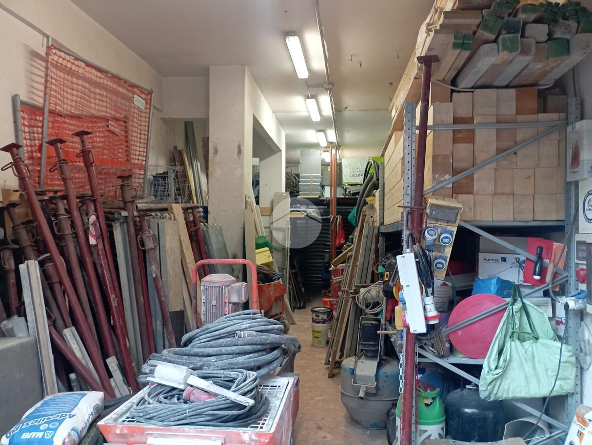 Magazzino in vendita a Genova