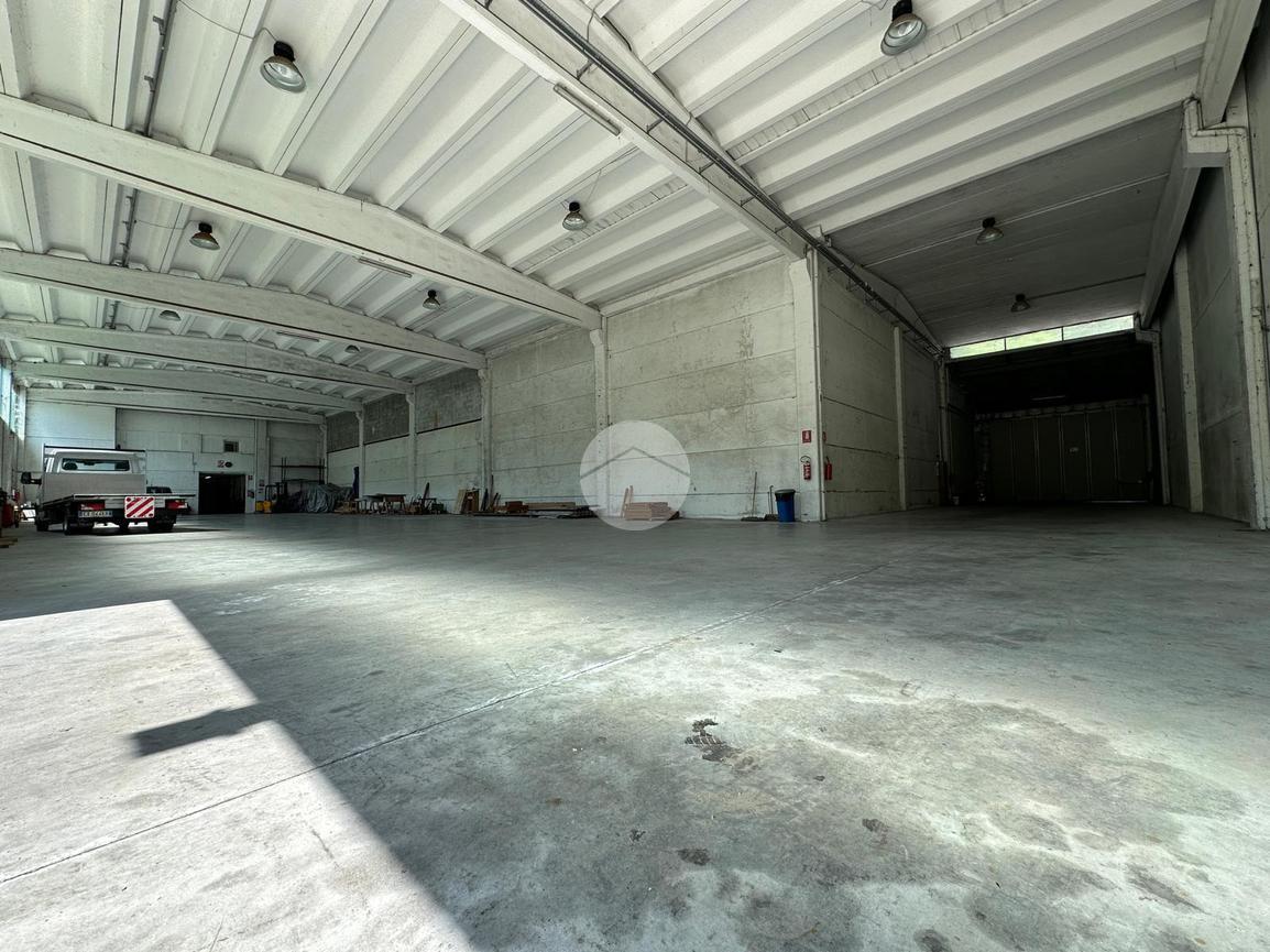 Capannone in vendita a Masone