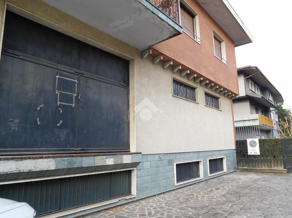 Magazzino in vendita a Gorle