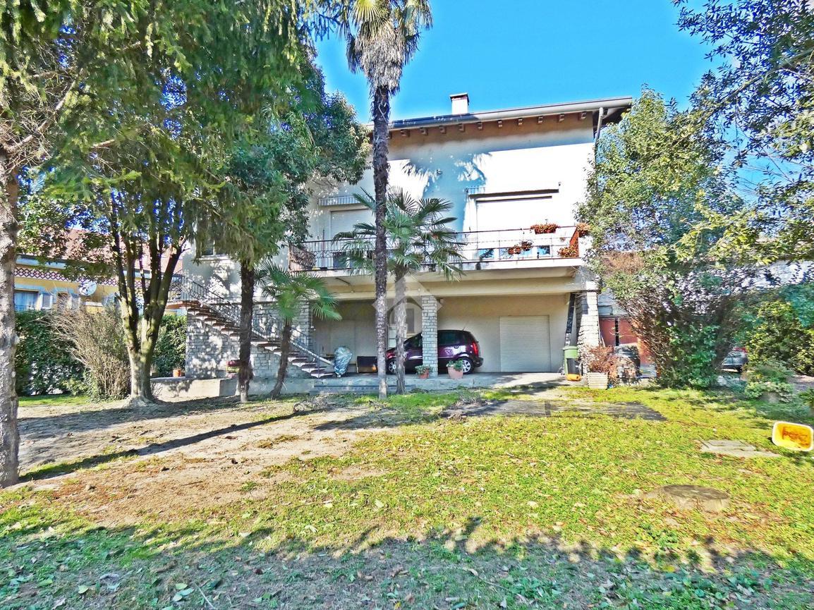 Villa in vendita a Sesto Calende