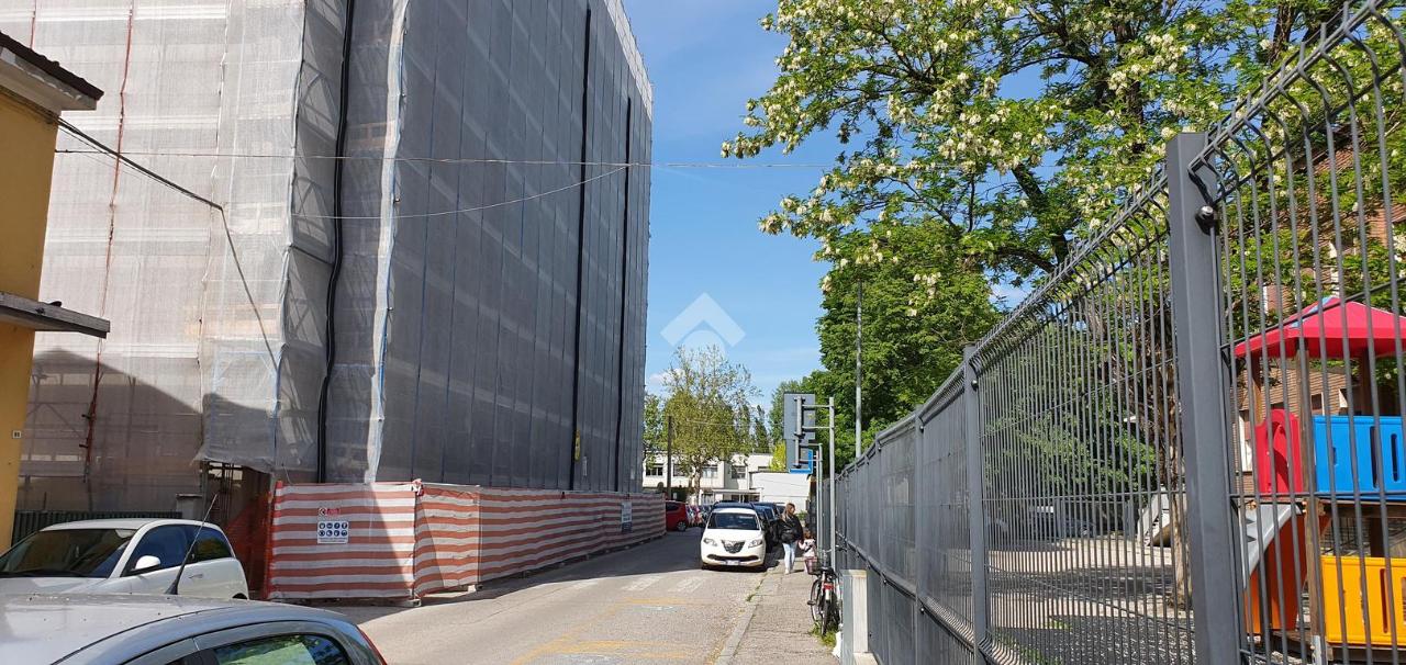 Negozio in vendita a Cento