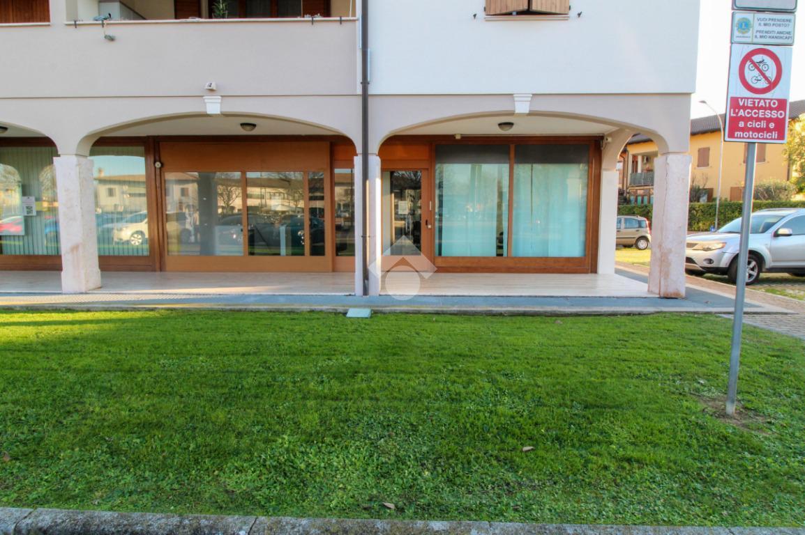 Negozio in affitto a Desenzano Del Garda